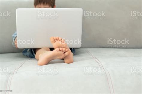 아이들과 가제트 코로나바이러스의 격리 격리에 대한 거리 학습 및 가상 통신 온라인 채팅 집에서 소년과 노트북 생활방식 6 7