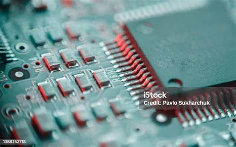 ไมโครชิปคอมพิวเตอร์และโปรเซสเซอร์บนแผงวงจรอิเล็กทรอนิกส์ เทคโนโลยีฮาร์ดแวร์คอมพิวเตอร ภาพสต็อก