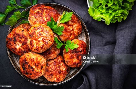 수제 튀긴 돼지고기와 쇠고기 미트볼이 도자기 그릇에 담겨 있고 어두운 테이블 배경 평면도 돈가스에 대한 스톡 사진 및 기타 이미지 Istock