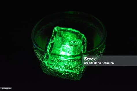 빛나는 얼음 큐브와 음료의 매우 아름답고 멋진 이미지 샴페인 한 잔에 거품이있는 밝은 색상 편안하고 소중한 삶과 맛있는 스파클링