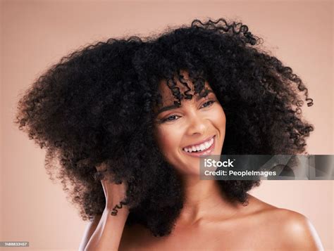 헤어 케어 흑인 여성 그리고 살롱 치료에서 건강한 아프리카를 가진 젊은 모델의 곱슬 같은 질감 행복한 얼굴 화장품 건강 스킨케어