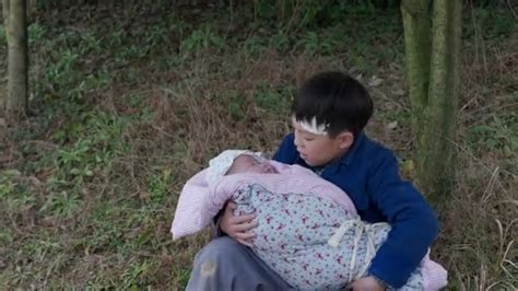 男孩怕妈妈把妹妹送人，抱着妹妹躲树林里，下秒后悔都晚了！ 男孩怕妈妈把妹妹送人，抱着妹妹躲树林里，下秒后悔都晚了！ 养个孩子不容易）田