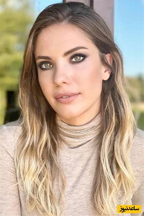 استایل متفاوت و کیوت ادا اجه که خیلی کم سن و سال‌تر از خودش نشونش میده مثل دخترای دبیرستانی شده