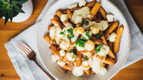 History Of Poutine Explained Where It Came From And Who Invented It Kimecopak