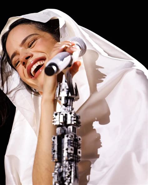 Rosalía Emociona A Barcelona Con Su Concierto Más Especial Palabras