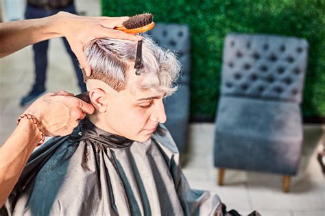 이발사 의자에 앉아 있는 젊은 밀레니엄 남자는 면도기로 머리를 면도합니다 그루밍 이발소 전염병 개념 18 19세에 대한 스톡 사진 및 기타 이미지 Istock