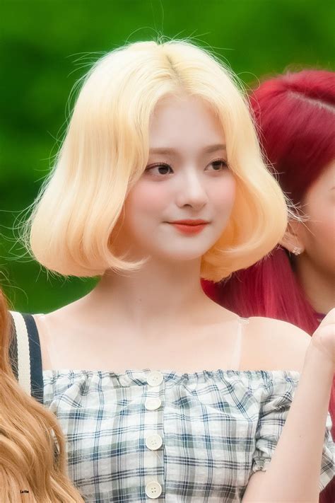 Avrey Ovard Lee Seo Yeon Pretty Babe Natural Blondes Pledis