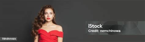 화려한 모델 여자 와 빨간 입술 메이크업 과 완벽한 헤어 스타일 클로즈업 에 배너 배경 갈색에 대한 스톡 사진 및 기타 이미지 갈색 갈색 머리 건강한 생활방식