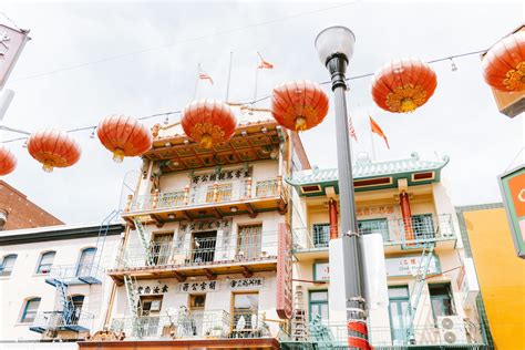 붉은 등불이 차이나타운의 건물을 장식합니다 사진 Unsplash의 무료 샌프란시스코 이미지