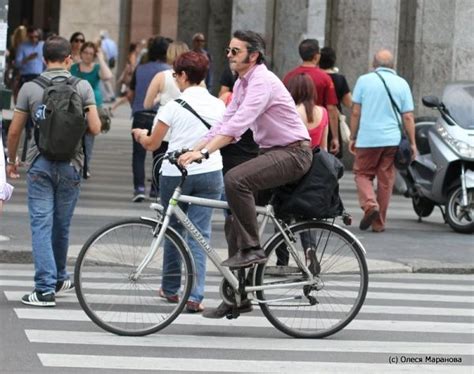 Мужчина на велосипеде фото с улиц Милана