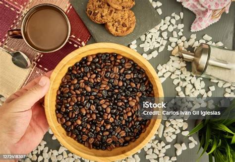 나무 테이블에 쿠키 설탕 커피 한 잔이 섞인 천연 및 구운 커피가 혼합된 나무 그릇 갈색에 대한 스톡 사진 및 기타 이미지 갈색 관광 리조트 구이 Istock