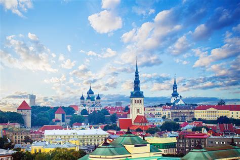 탈린 에스토니아 관광 도시 탈린의 올드 타운의 도시 스카이라인 붉은 지붕과 다채로운 흐린 하늘 발트 지역의 탈린 랜드 마크 중세 올드 타운 탈린 시티 월과 러시아 정교회