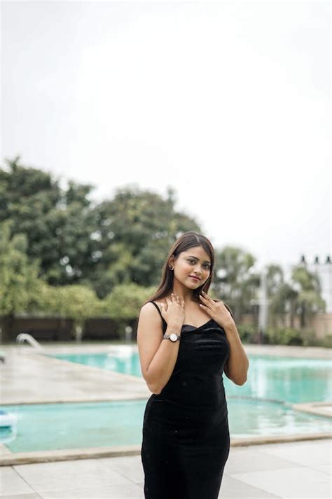 갈색 머리 모델 수직 쐈어 스타일 아름다운 앉아 있는 여성 우아한 유혹 젊은 치마 침대 패션 포즈를 취하는에 관한 무료 스톡 사진