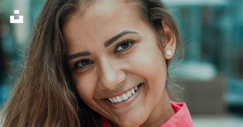 웃으면서 빨간 단추 달린 칼라 탑을 입은 여성의 선택적 초점 사진 사진 Unsplash의 무료 쿠리치바 이미지