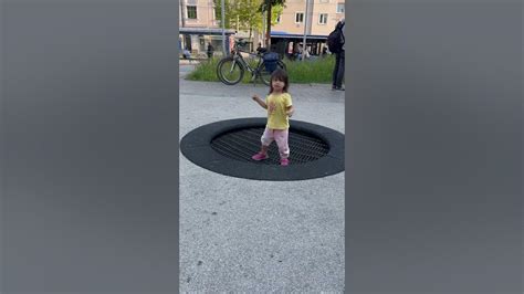 Shorts She Is Playing In The Playground Das Kind Spielt Im Spielplatz