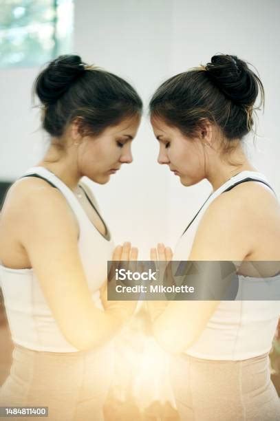 성찰 요가 건강 건강한 생활 습관 및 운동을 위한 평화 명상 및 진정을 가진 여성 여성 운동 거울을 가진 여성 나마스테 필라테스 훈련 연습과 플레어 20 24세에 대한 스톡