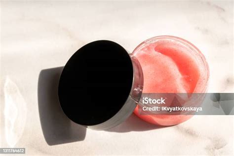 플라스틱 용기에 얼굴 피부 스크럽 밝은 대리석 배경에 스크러가있는 분홍색 젤리 유기농 페이스 케어 제품 0명에 대한 스톡 사진 및 기타 이미지 Istock