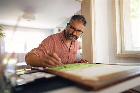 수채화 페인트로 캔버스에 그림을 그리는 백인 남성 예술가 35 39세에 대한 스톡 사진 및 기타 이미지 35 39세 Diy 가정 생활 Istock