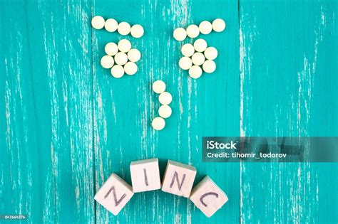 노란 알 약 및 성 난 얼굴아연 좌절의 부족의 형태로 나무 큐브 0명에 대한 스톡 사진 및 기타 이미지 0명 개념 개념 기호 Istock