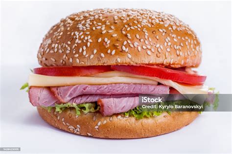 참깨 롤빵 토마토 양상추 햄 치즈를 흰색 배경에 곁들인 햄버거 수평 방향 갈색에 대한 스톡 사진 및 기타 이미지 갈색 겨자 고기 Istock
