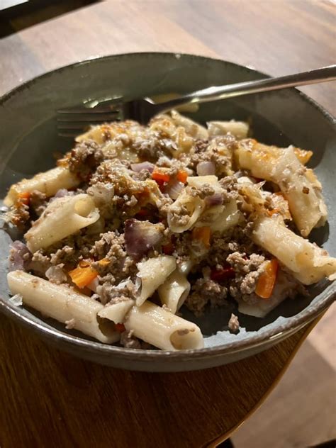 Емилия И вечерята е сервирана оризови макарони сварени преди това кайма и лук задушени