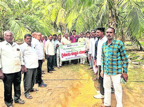 భూనిర్వాసితుల అర్ధనగ్న ప్రదర్శన Sakshi