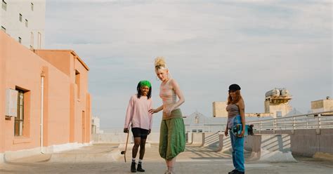 스케이트보드를 타고 나란히 서 있는 세 명의 여성 그룹 사진 Unsplash의 스타일 이미지