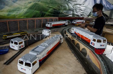 Produksi Miniatur Kereta Api Antara Foto