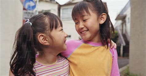 두 소녀 6 9가 서로 팔짱을 끼고 웃으며 걷고 있습니다 사진 Unsplash의 검은 머리 이미지