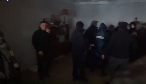 პოლიცია კეკელიძის ბინაში შევიდა და მოქალაქეები ძალის გამოყენებით გაიყვანა