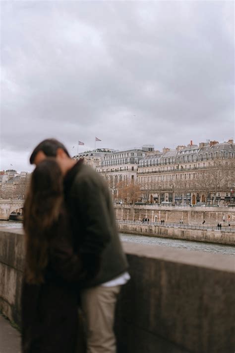 Бесплатные стоковые фото на тему Idf архитектура влюбленная пара влюбленные вода горизонт