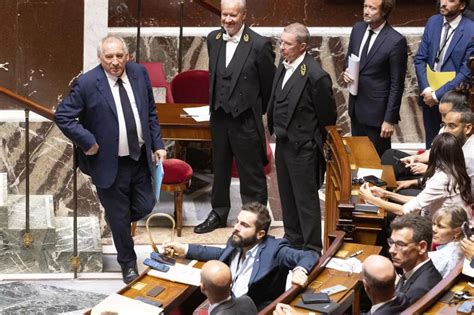 Во Франции депутаты впервые отправили в отставку премьер министра