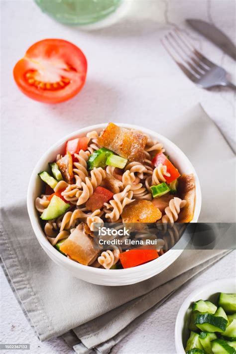 메밀 파스타 토마토 오이 튀긴 베이컨을 그릇에 담아 세로로 볼 수 있는 신선한 샐러드 0명에 대한 스톡 사진 및 기타 이미지 0명 건강한 식생활 고기 Istock