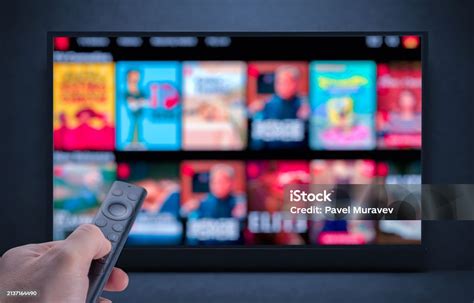 텔레비젼 온라인 텔레비전 스트리밍 비디오 Tv 리모컨을 들고 있는 남성 손 멀티미디어 스트리밍 개념 Vod 콘텐츠 제공업체 인터넷 스트리밍 멀티미디어 쇼 시리즈가 있는