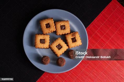 스타일 빨간색과 검은색 테이블 근접 촬영에 회색 격판덮개에 초콜릿 쿠키 갈색에 대한 스톡 사진 및 기타 이미지 갈색 건포도 공휴일 Istock