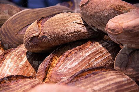 新鲜烘焙的黑麦面包。