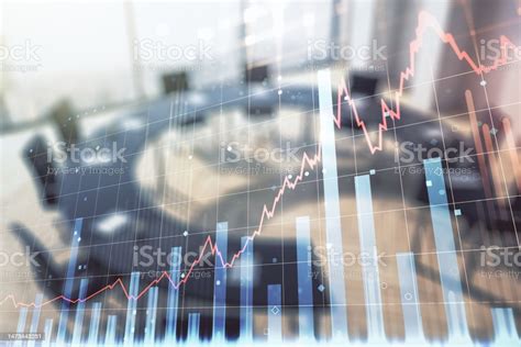 현대 회의실 배경 연구 및 분석 개념에 가상 크리에이티브 금융 차트 홀로그램의 멀티 노출 0명에 대한 스톡 사진 및 기타 이미지 0명 경제 교실 Istock