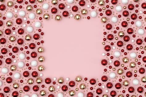 최소한의 크리스마스 배경 구성입니다 사각 프레임으로 파스텔 핑크 바탕에 빨강 금 및 백색 크리스마스 장식품에 흩어져 0명에 대한 스톡 사진 및 기타 이미지 Istock