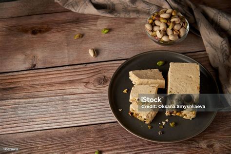 나무 표면에 피스타치오를 곁들인 유기농 할바 전통적인 중동 과자 유대인 터키어 아랍 동양 국가 디저트 Â 터키어 기쁨 개념 천연 비건 제품 공간을 복사합니다 0명에 대한