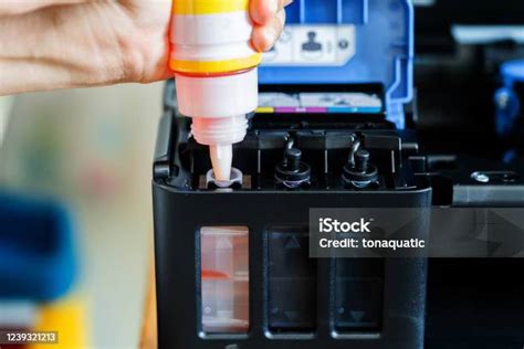 리필 잉크 카트리지 프린터 잉크젯 색상 수리 및 유지 보수 잉크젯 프린터 개념입니다 Cmyk에 대한 스톡 사진 및 기타 이미지 Cmyk 가득 찬 검은색 Istock