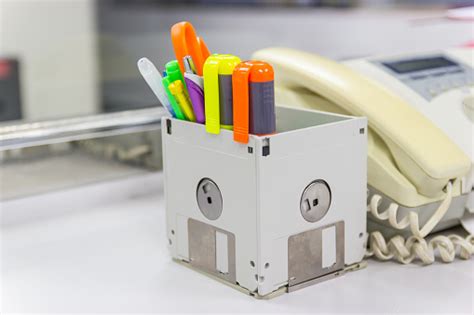 플로피 디스크 재활용 펜 연필과 같은 저장소 소모품에 사용되는 크리에이티브 개체 가위에 대한 스톡 사진 및 기타 이미지 가위 개념 개념과 주제 Istock