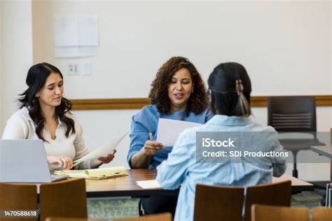 여성 감독자는 인터뷰 대상자의 이력서에서 발췌 한 내용을 읽습니다 취업 면접에 대한 스톡 사진 및 기타 이미지 취업 면접 20 24세 40 44세 Istock