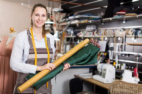 여자는 새로운 패션 컬렉션에 대한 현대적인 재료를 선택 개념에 대한 스톡 사진 및 기타 이미지 개념 고름 공예 제품 Istock