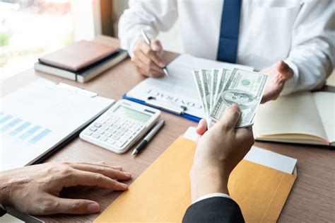 뇌물수수 및 부패 사업가 손주고 봉투제공 파일 부정 부정 행위 사업 불법 돈 개념 계약서에 대한 스톡 사진 및 기타 이미지 계약서 금융 남자 Istock