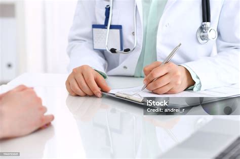 알 수 없는 닥터 우먼 병원의 책상에서 신청서를 작성 하는 동안 환자를 상담 그냥 손 클로즈업 의학 및 건강 관리 개념 건강 진단에 대한 스톡 사진 및 기타 이미지 Istock