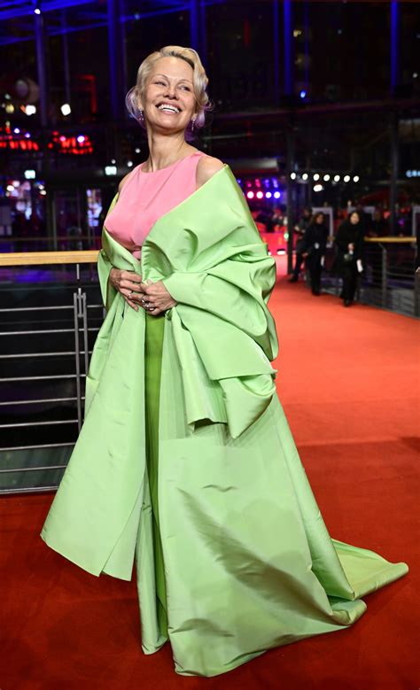 De Dua Lipa Y Pamela Anderson A Elena Anaya Desfile De Estrellas En La