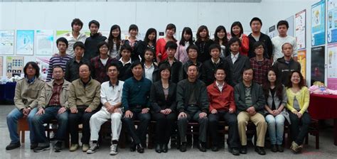 2011届美术与设计学院美术学专业油画班毕业合照 湖北工程学院 美术与设计学院