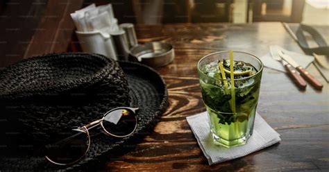 Restraunt에서 모자와 선글라스를 쓴 나무 테이블에 맛있는 모히토 여름 휴가 개념 사진 Unsplash의 우크라이나 이미지