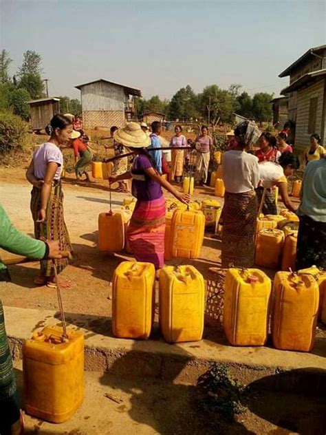 ကျိုက်မ ရောမြို့နယ်အတွင်းရှိ ရပ်ကွက်များသို့ မြို့နယ်စည်ပင်မှ ရေသည်ယာဉ်များဖြင့် သောက်သုံးရေများ