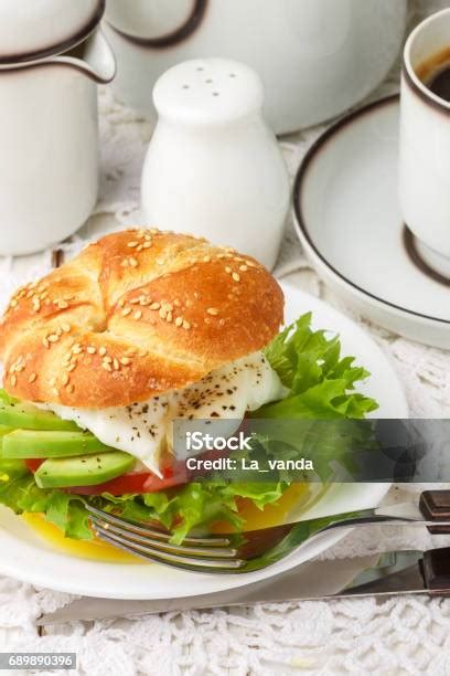 전통적인 아침 식사입니다 롤빵 참 깨 데친된 계란 아보카도 토마토 상 추와 향신료와 함께 선택적 초점 0명에 대한 스톡 사진 및 기타 이미지 Istock